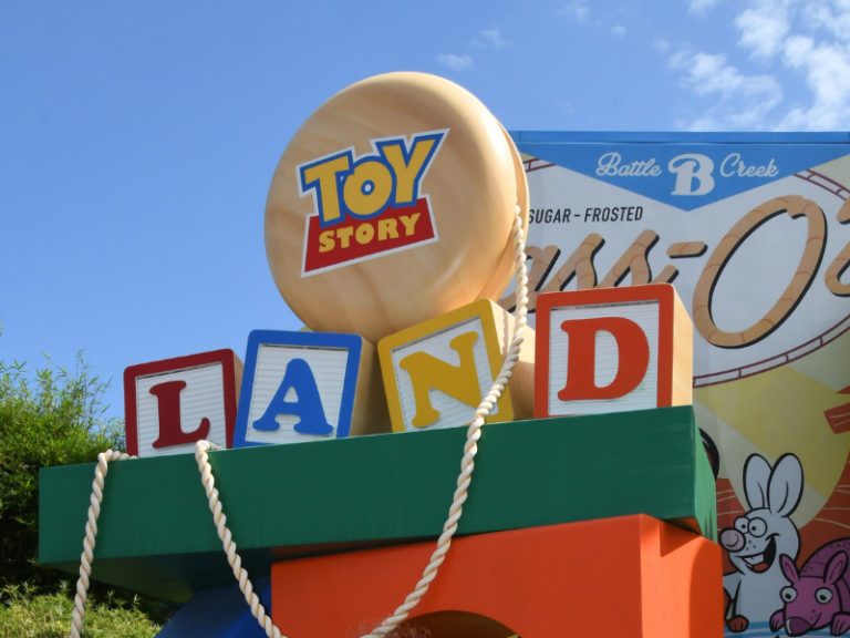 Where to Meet Mickey Mouse at Walt Disney World | Pixie Dust Savings